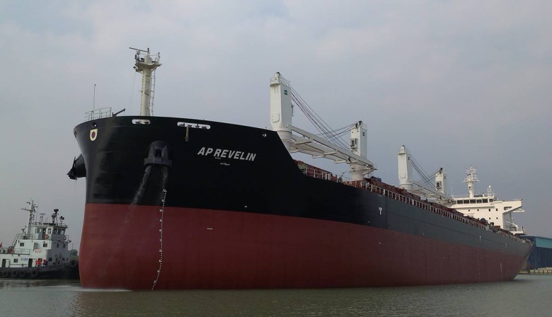 Zafó de su varadura el buque que restringía la navegación en la ...